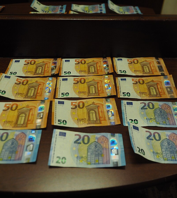 Contant geld maakt comeback: massale weerstand tegen pin-only ...